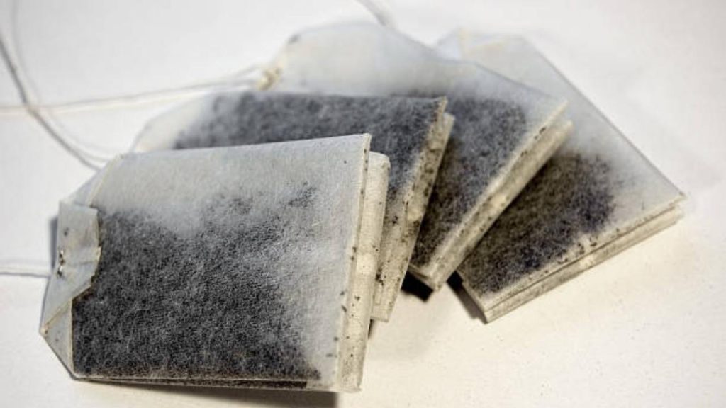 Bustine di the usate non buttarle, appendile alla maniglia della porta ...