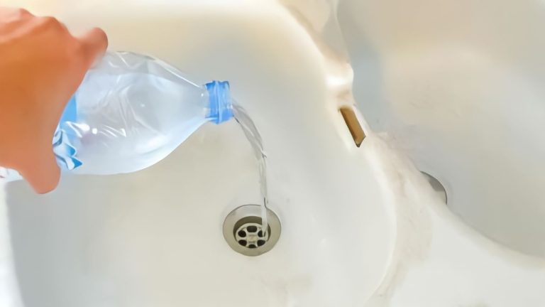 Scarico intasato? Il metodo del flacone per sturare il lavello in soli ...