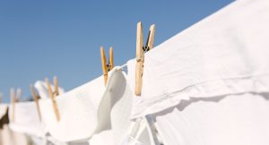 Questo composto rende i panni 10 volte più bianchi: lo usano sempre in ...