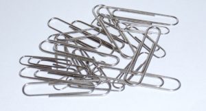 Lucchetto senza chiave, basta una semplice graffetta per aprirlo con ...