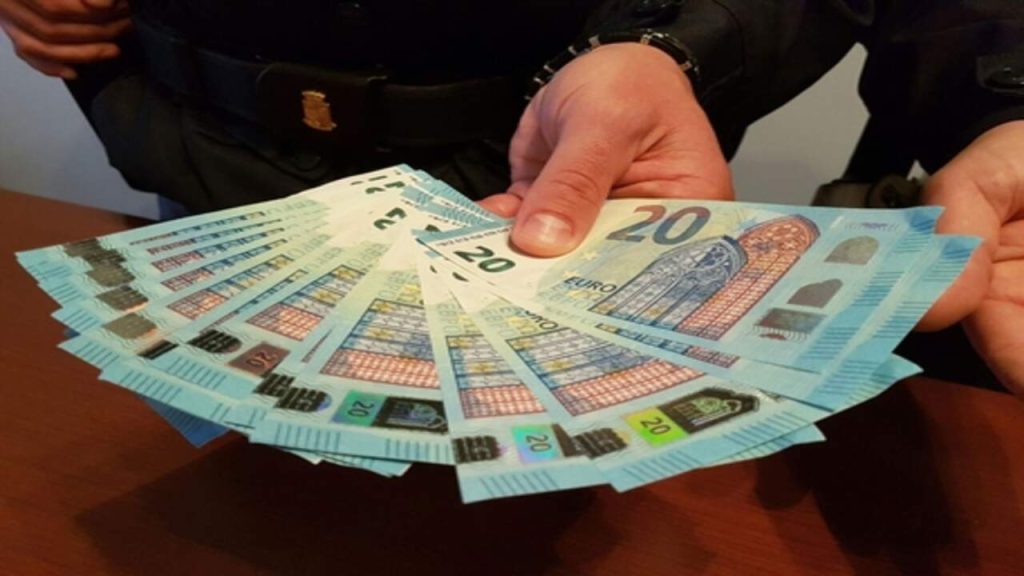 Vende un orologio di lusso, ma viene pagato con soldi falsi