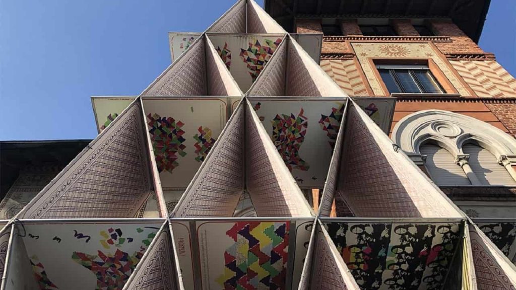 A Milano c'è un castello di carte, ecco dove si trova